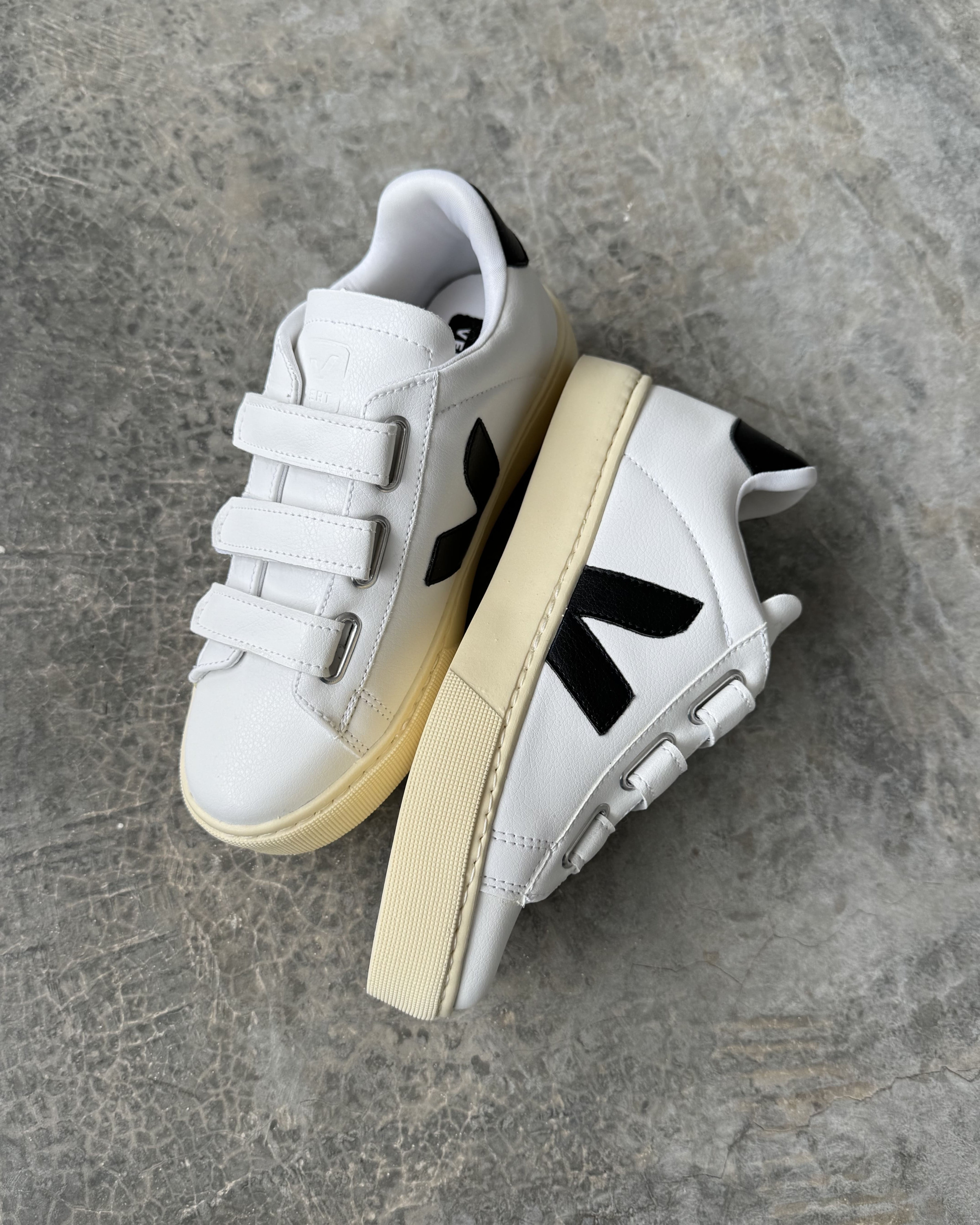 Tênis Vert Off White com Preto – Burguesinha